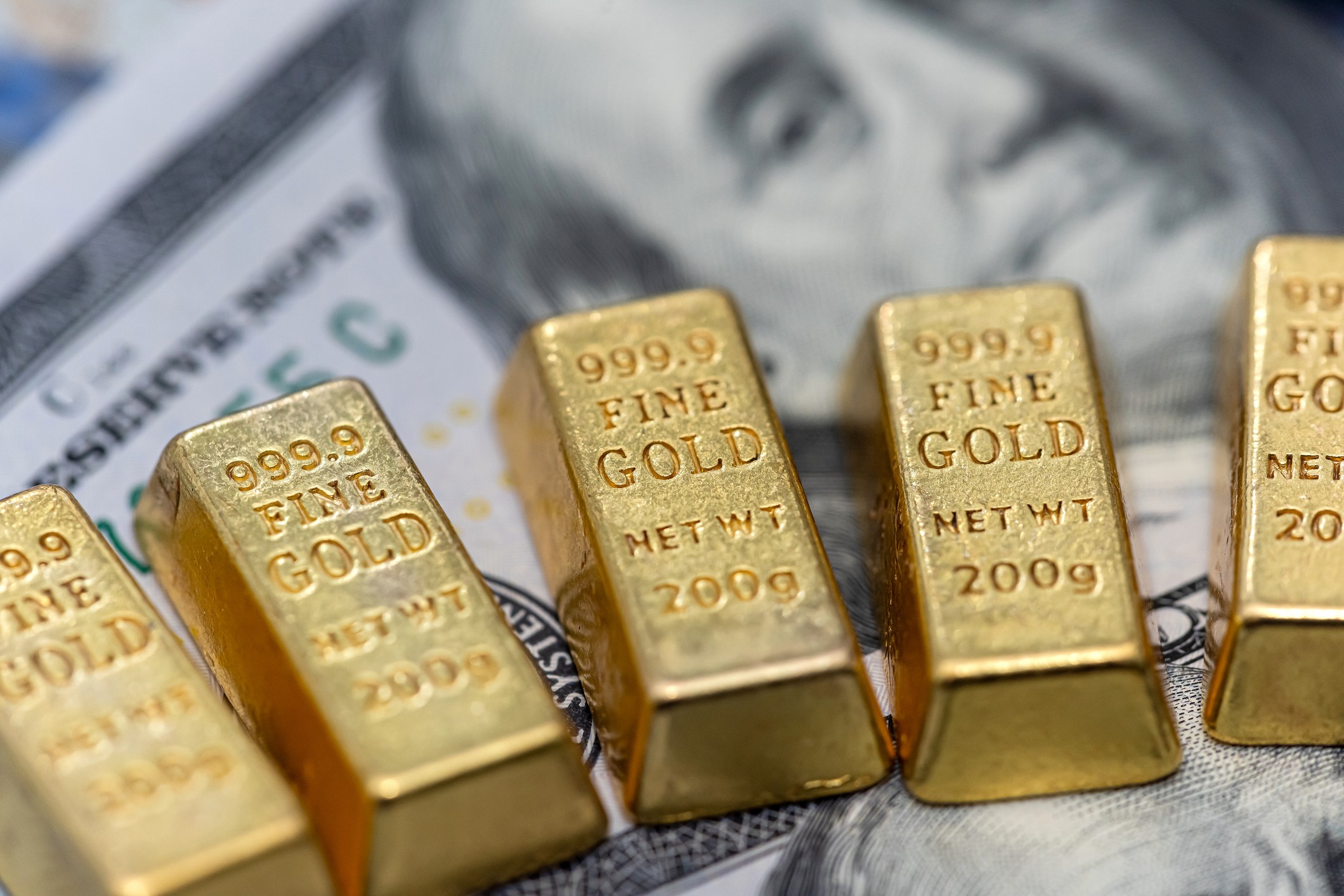 Ouro cai pela terceira semana seguida com tom duro do Fed