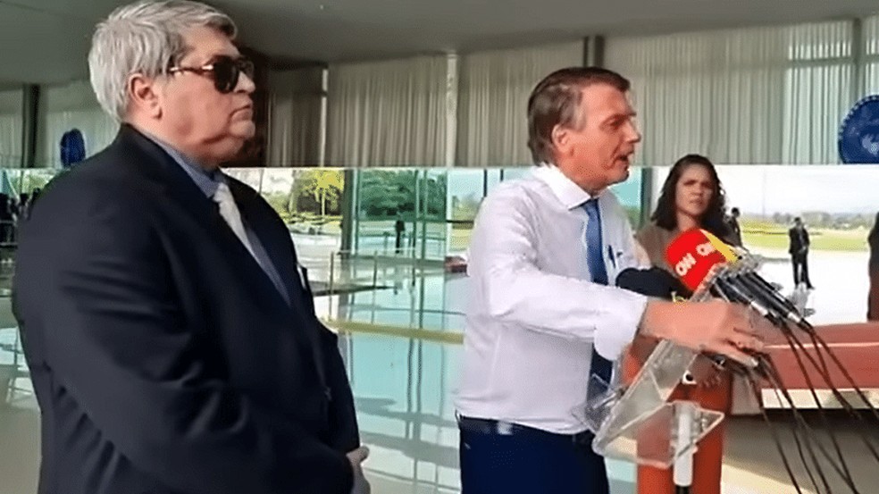 Aos berros, ao lado de Datena, Bolsonaro ofende Lula e Moraes