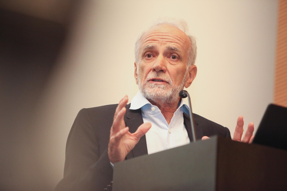 Juros e impostos altos impedem crescimento da economia, diz André Lara ...