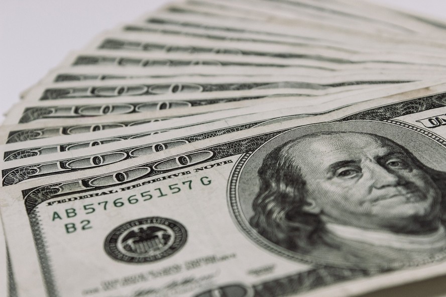 Dólar volta a R$ 5,20 e Ibovespa cai com queda do petróleo e dúvida ...