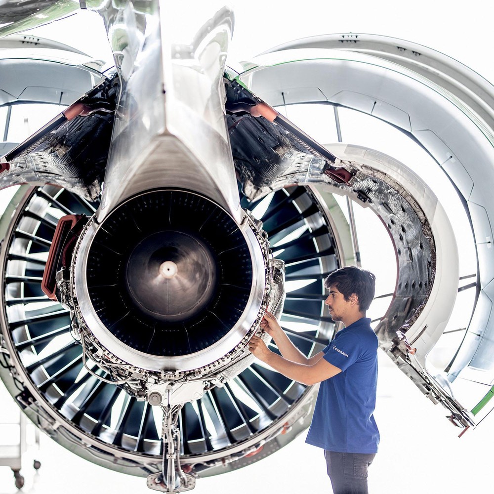 Voo de águia ou de galinha? As projeções para Embraer (EMBJ3) em 2026