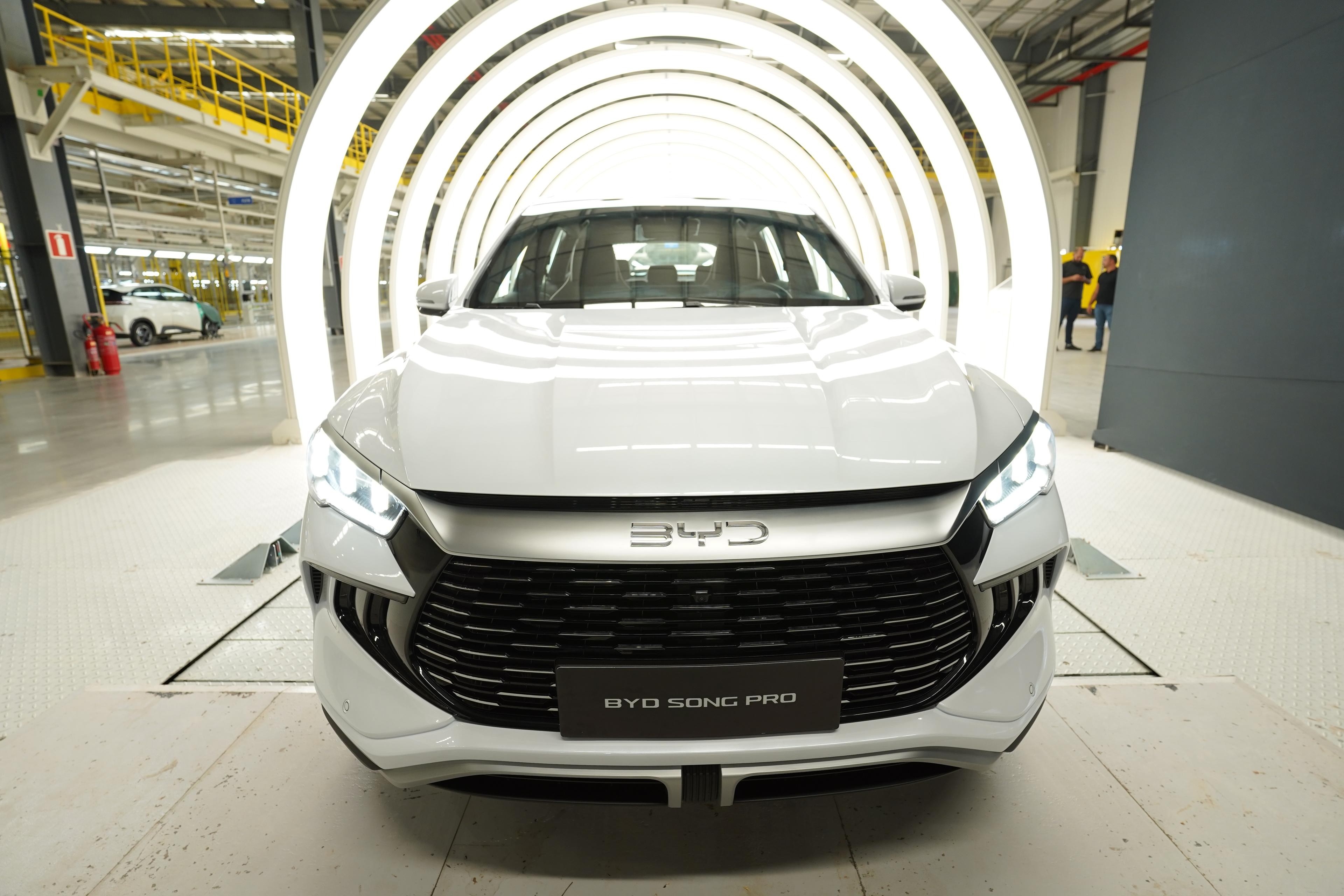 A era Tesla acabou? BYD ultrapassa rival e muda o jogo dos carros elétricos