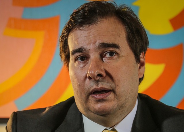 Maia volta a rejeitar impeachment de Bolsonaro e defende foco na pandemia