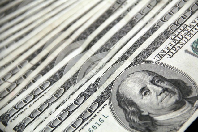 Dólar tem alta em dia de cautela à espera de dados de inflação nos EUA