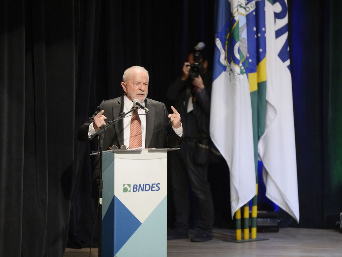 Lula promete investimentos e diz que Petrobras vai voltar a funcionar ...