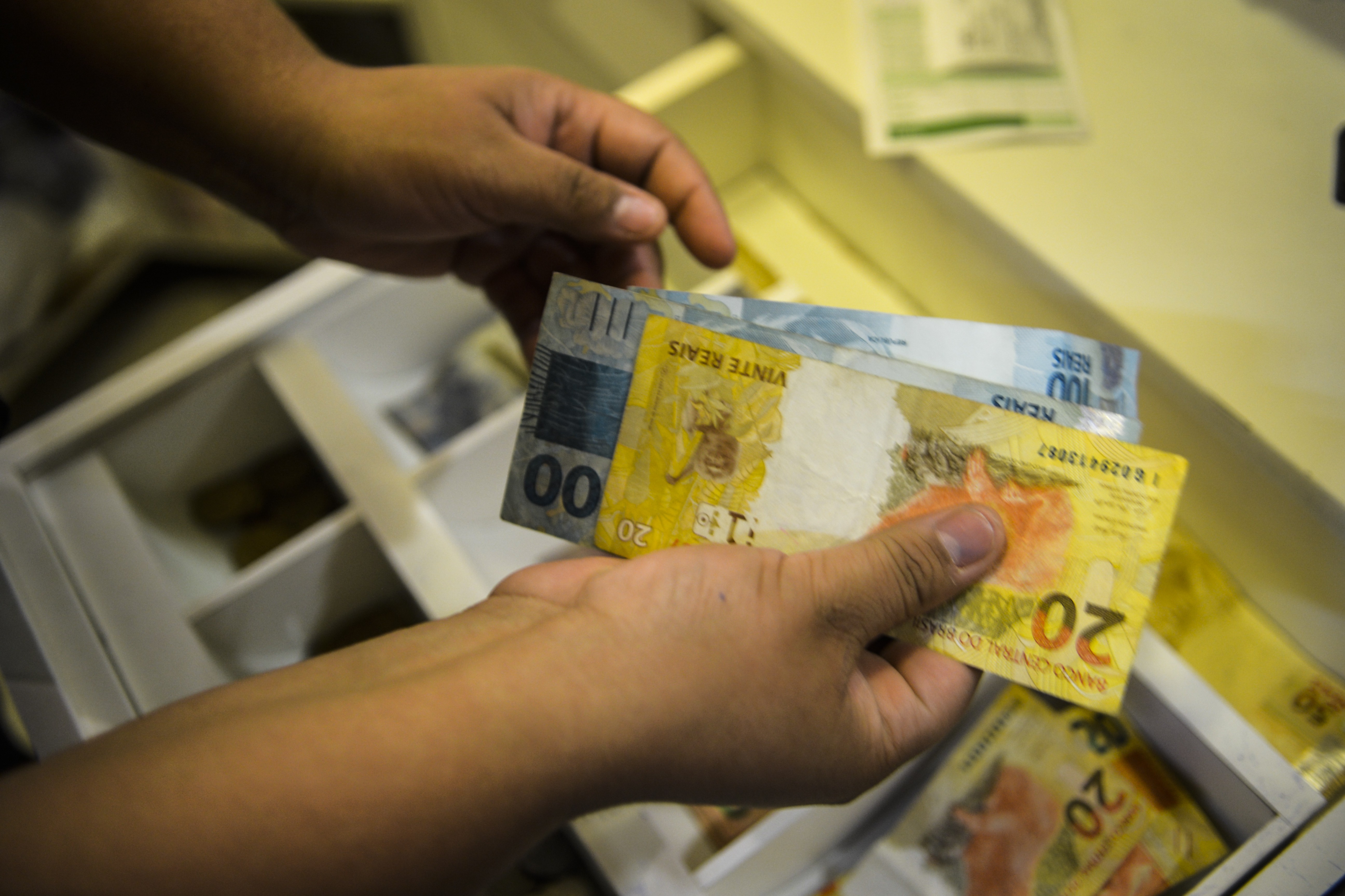 Primeira parcela do décimo terceiro salário deve ser paga até sexta (28 ...